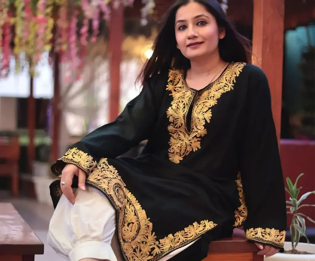 The Kashmiri Pheran: Tradition and Elegance in the Himalayan Region